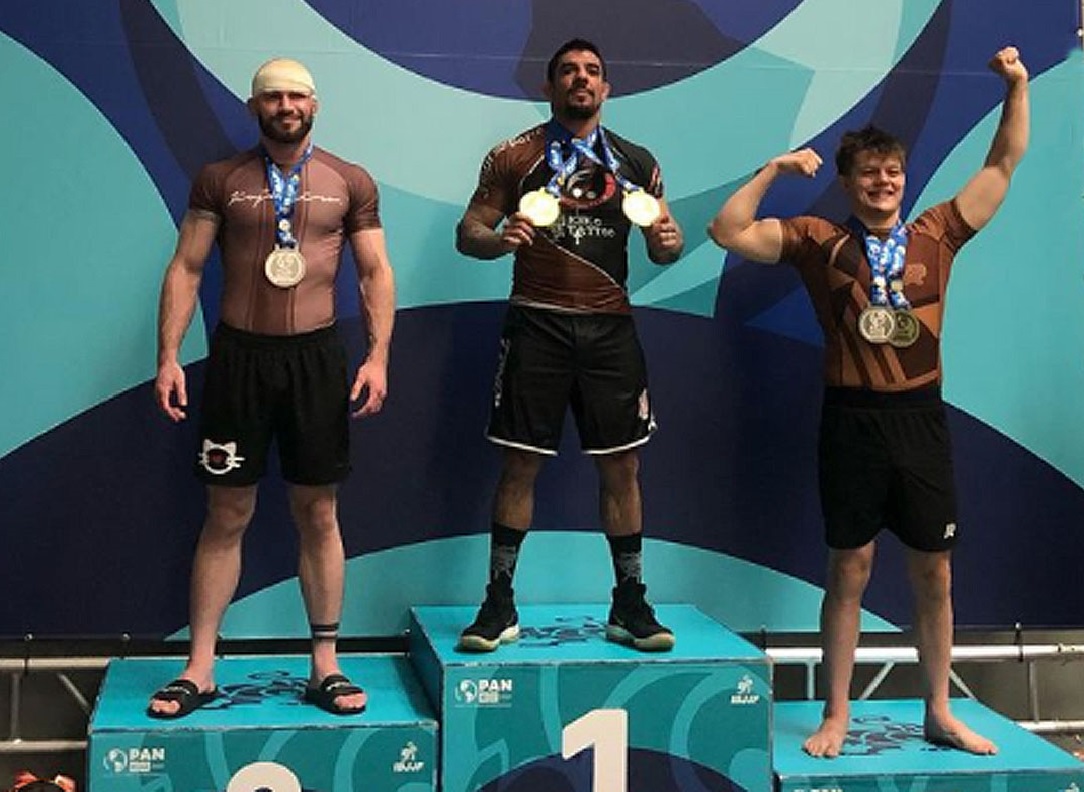 Le champion absolu surmonte une blessure à la poitrine pour remporter ...