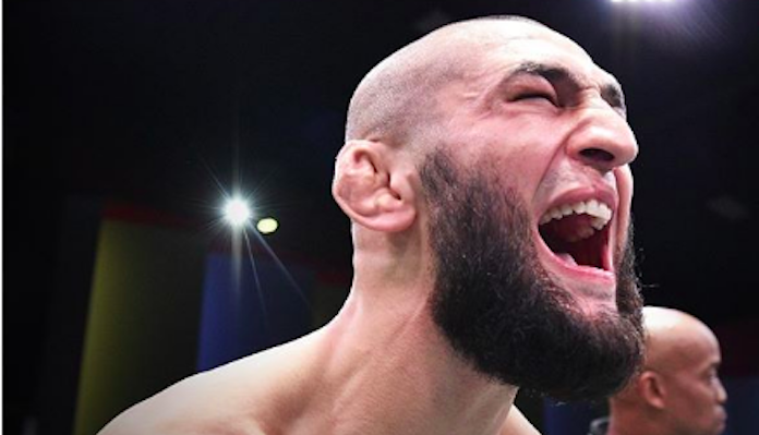 Khamzat Chimaev entre en altercation physique avec l'équipe Makhachev à ...